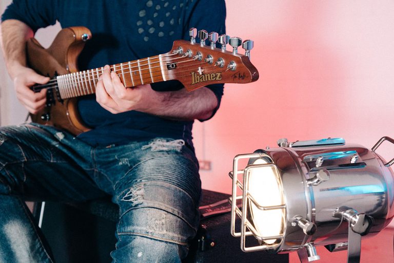 Biography - www.tomquayle.co.uk